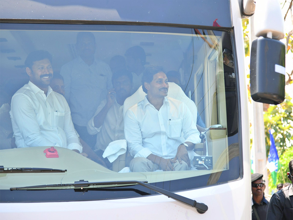 CM Jagan Bus Yatra Photos: బస్సు యాత్రలో జననేత జగనన్నకు సాదర స్వాగతం (ఫొటోలు) | Memantha Siddham ...